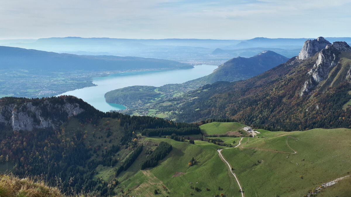 Hiking around the lake of Annecy | Bureau des guides d'Annecy