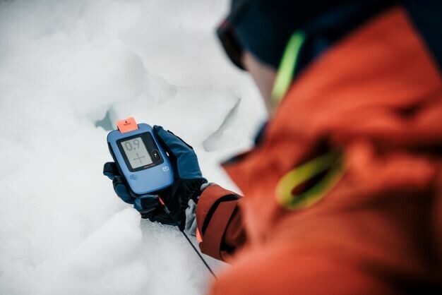 How to use an avalanche transceiver? | Bureau des guides d'Annecy