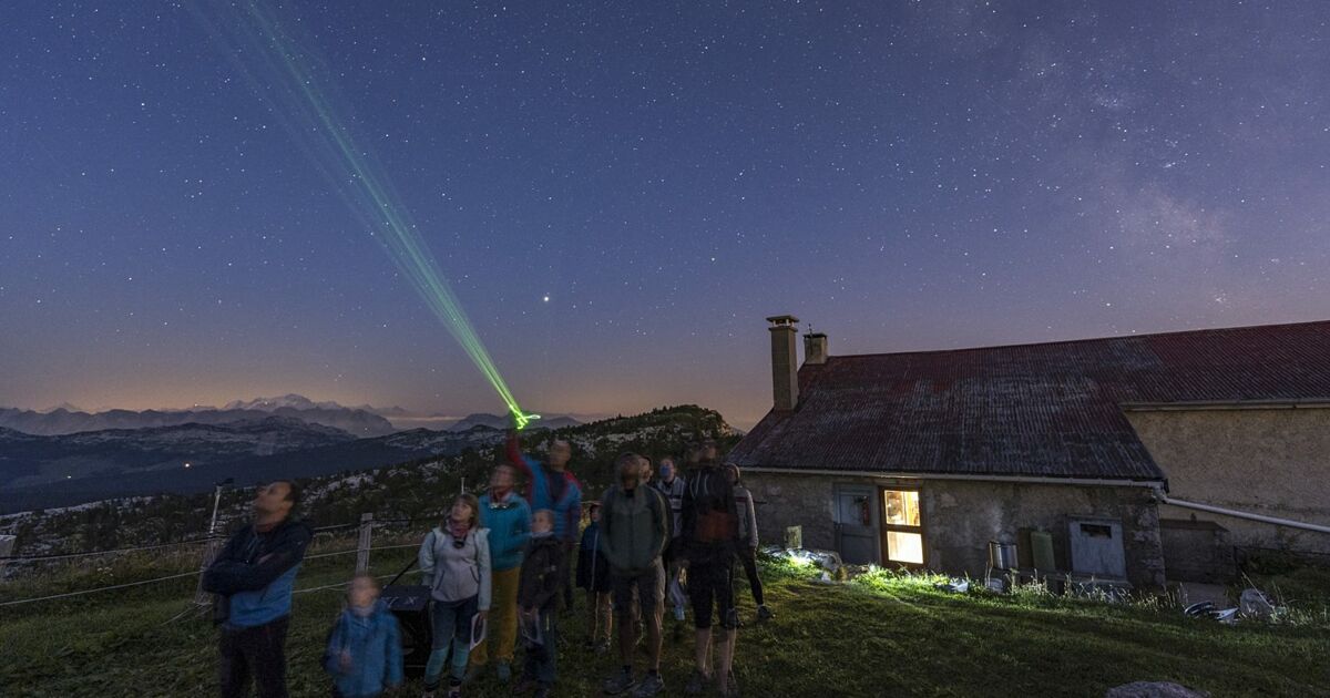 Astronomy observation and night in a refuge above the lake of Annecy ...