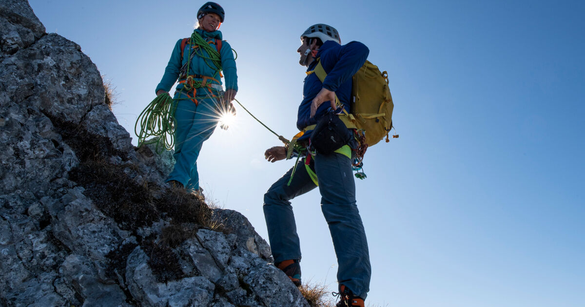 The basics of rock climbing / Progressing on ridges | Bureau des guides ...
